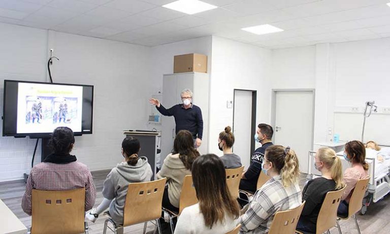 Lernen durch Tun: Pflegeschüler üben in Spezial-Laboren | Wirtschaft regional online